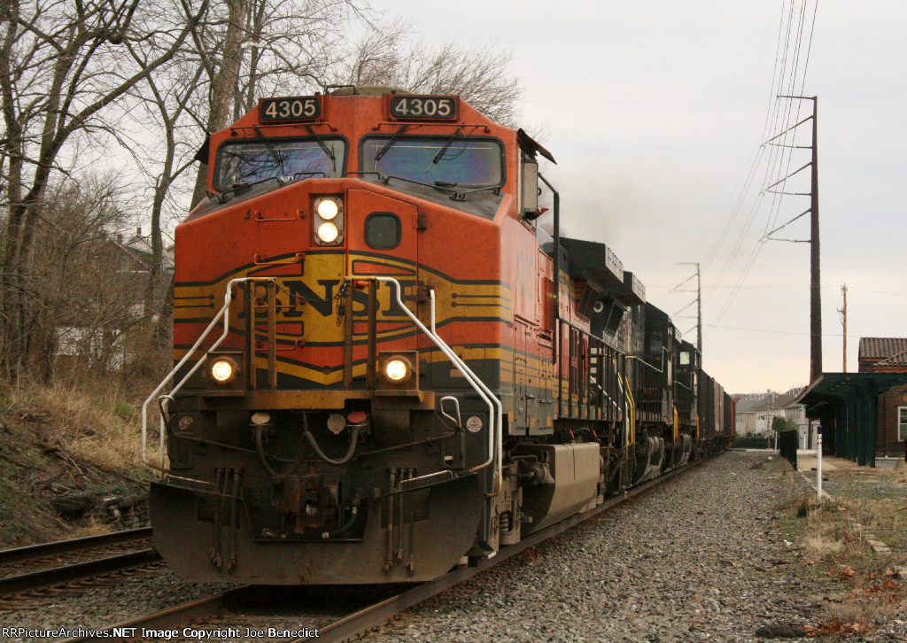 BNSF 4305 on NS 67K